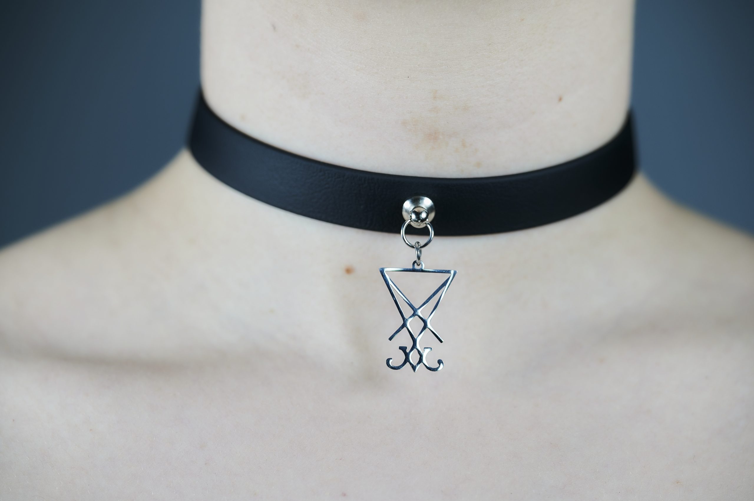 Sacred Sins Choker mit Lucifers Sigil-Anhänger - Nyctophilia Gothic ...